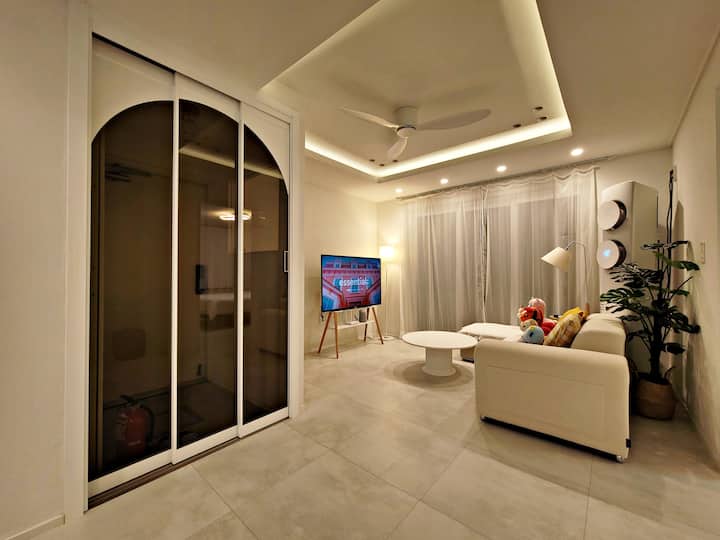 [신규오픈할인]행궁동초메인/주차가능/전 객실 에어컨/단체수용/올리모델링 - 곡선동