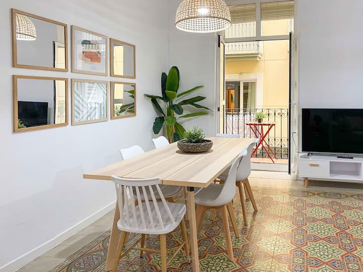 Virginia's House. Beauty Aesthetics In The Center - Alicante