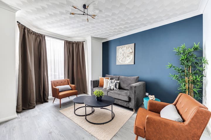 Contractors Welcome | Private Driveway | Sleeps 8 - Bedford