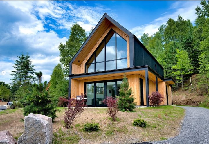 New! Stylish Tremblant Chalet W/ Hot Tub & Views - Mont-Tremblant