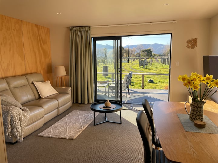 Black Barn Vineyard Cottage - Blenheim