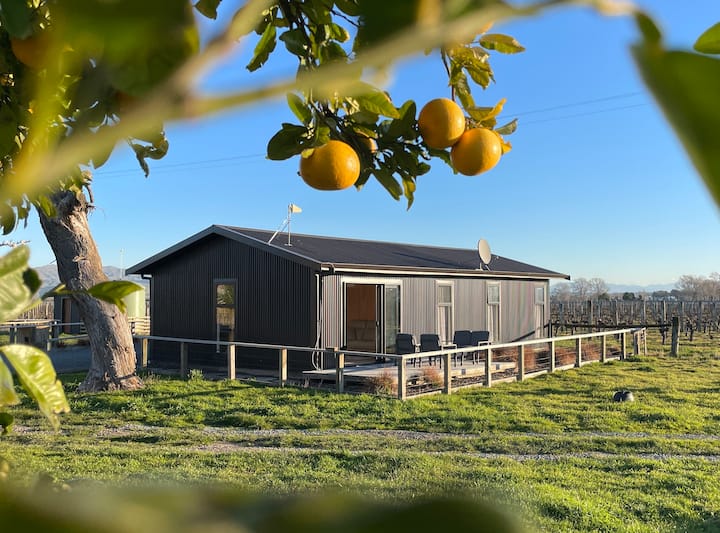 Black Barn Vineyard Cottage - Renwick