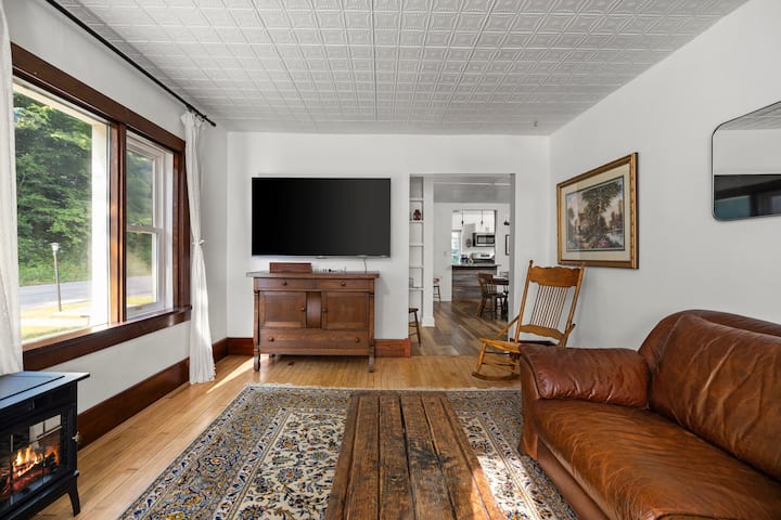 Slabtown Farmhouse ~ Firepit ~ Big Yard ~ Near Dt - Traverse City, MI