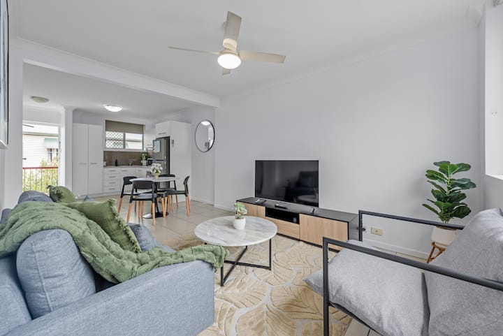 Comfy & Cozy Apt Near Hospitals & Cbd W/ Parking! - Newstead
