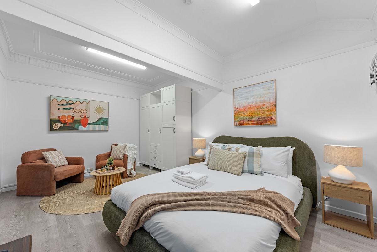 Cozy & Comfy Studio ~ Short walk to Hospital & CBD - Apartments for ...