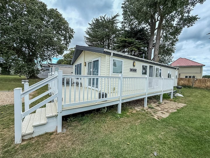 Lovely Lodge At Valley Farm Park Ref 46735v - Clacton-on-Sea