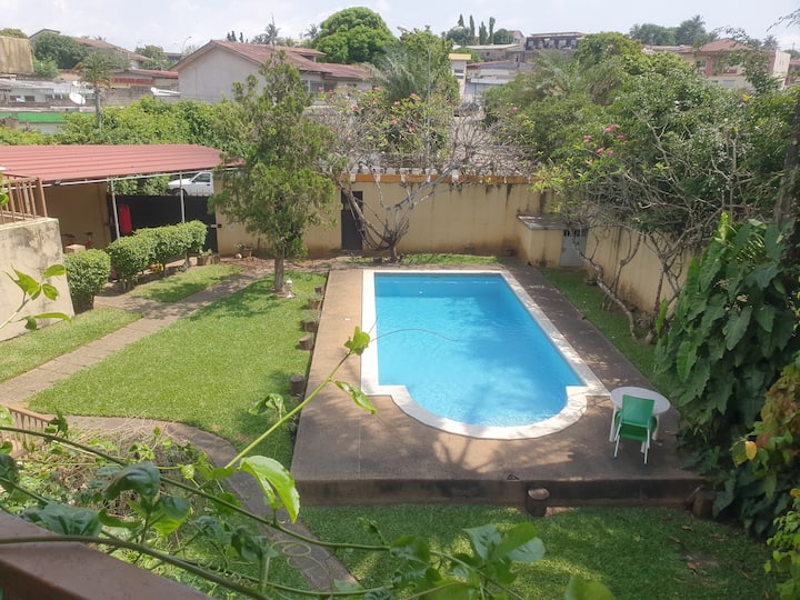 Super Villa 4 Chambres Piscine Jardin + Services - Abidjan