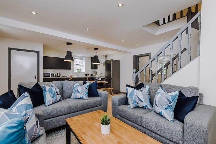 Central Cottage, 4 Beds, 2 Baths, Free Parking - Liverpool