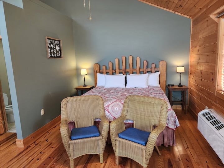 Quiet Room At Botique Hotel - Tellico Plains, TN