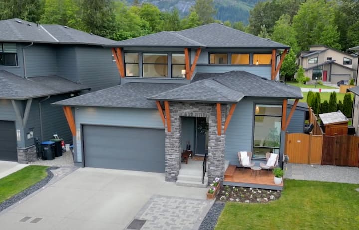 4br Luxury Home W/ Sauna & Mountain Views - Squamish