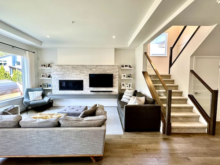 4br Home W/ Sauna & Mountain Views - Squamish