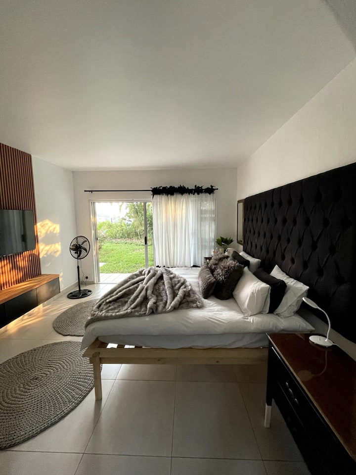 Ballito Beach Escape • Ocean Views & Pool Access - Dolphin Coast