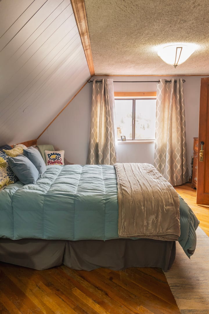 Anvil Room | Rustic Stay At Columbine Roadhouse - Silverton, CO