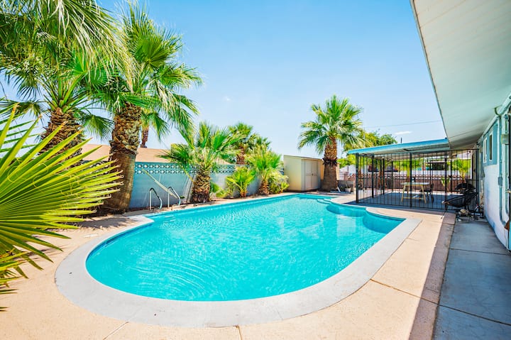 Desert Oasis 3br Home W/ Pool, Bbq, & Fireplace - Las Vegas, NV