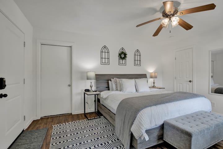 Wine Trail Getaway Guesthouse - Luckenbach, TX