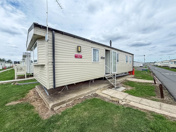 Caravan At St Osyth Beach, Essex Ref 28035fi - Brightlingsea