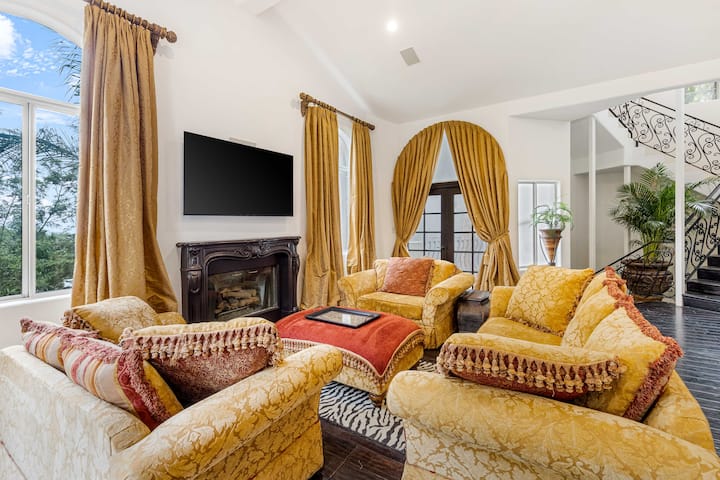 Castle-inspired Luxury In The Hollywood Hills - Burbank