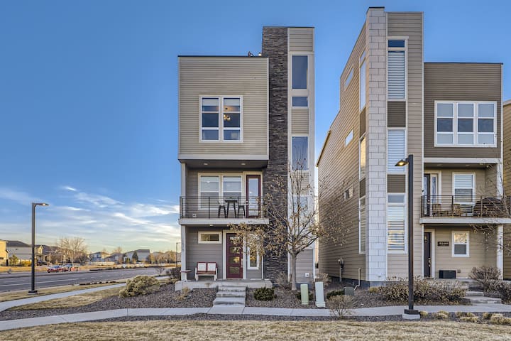 Executive 2br/4 B Near Broncos Practice Facility - Parker, CO