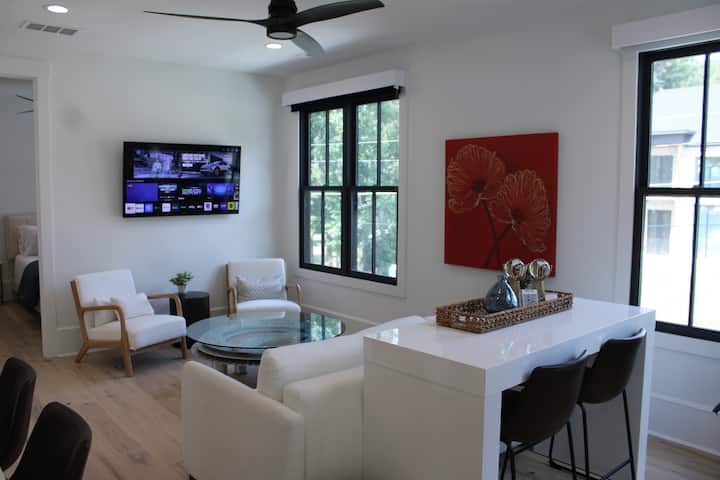 Clean, Stylish Stay Mins From Downtown Alpharetta - Alpharetta, GA