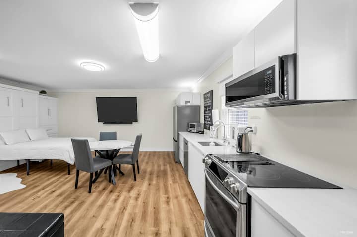 Cozy & Comfy Bachelor Suite. - Burnaby
