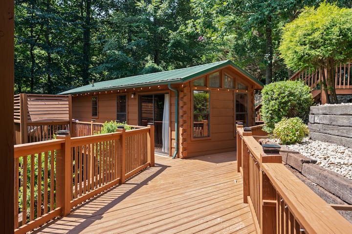 Peaceful Nature Escape | Cozy Couples Bungalow - Sevierville, TN
