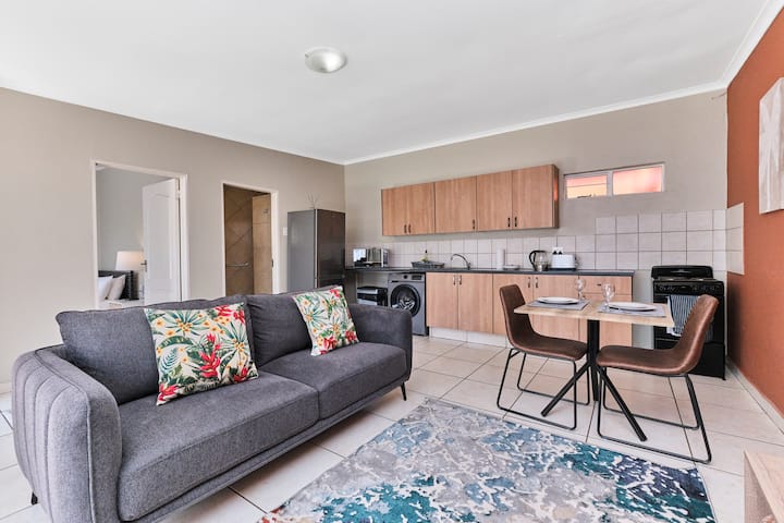 Col1. Spacious 1bed, Priv Patio. - Sandton