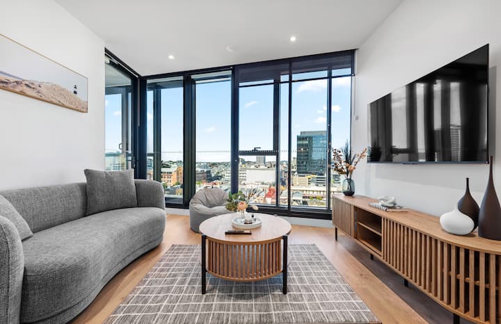 Stylish 2br W/ Huge Gym, Infinity Pool & Parking - Brisbane