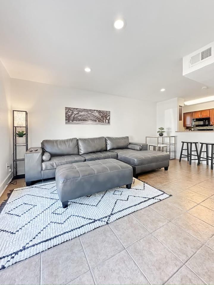 Modern Elegance 2br Home Near Hospitals & Schools - Metairie, LA