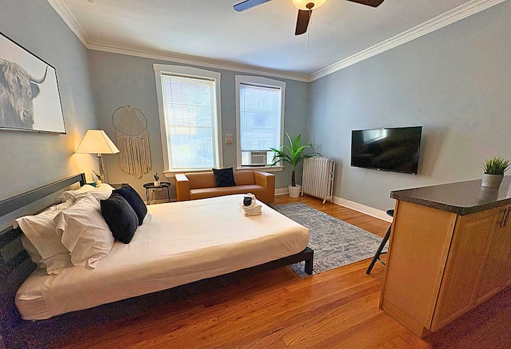 Studio Unit - Central & Equipped - Noble Square - Chicago