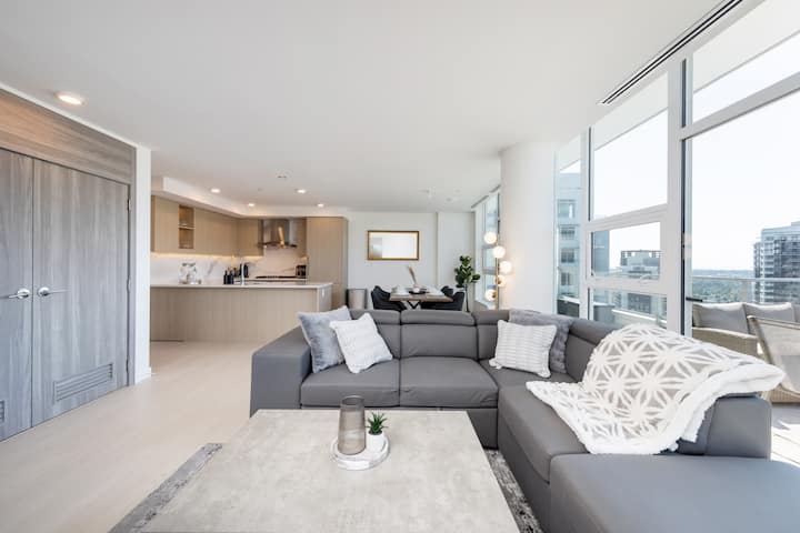 Luxury Penthouse 3 Bedroom | Pool Hot Tub Gym - サレー