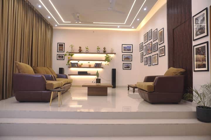 Divine Stay Immersed In Music Near Sankat Mochan - India