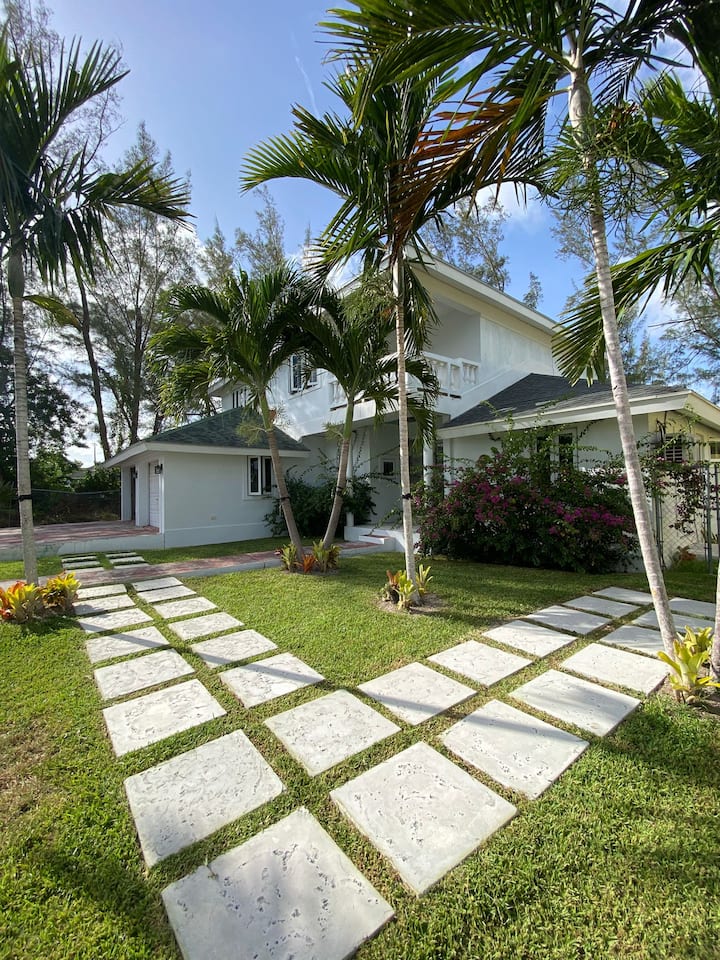 The Country Club Getaway | Beach Access, Near Lpia - Nassau