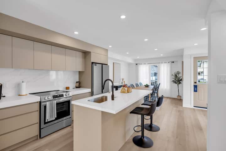 Modern Luxury Townhouse | King Bed | Renovated - Kitchener