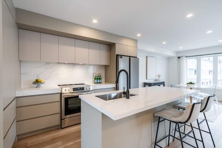 Modern Luxury Townhouse | King Bed | Renovated - Kitchener