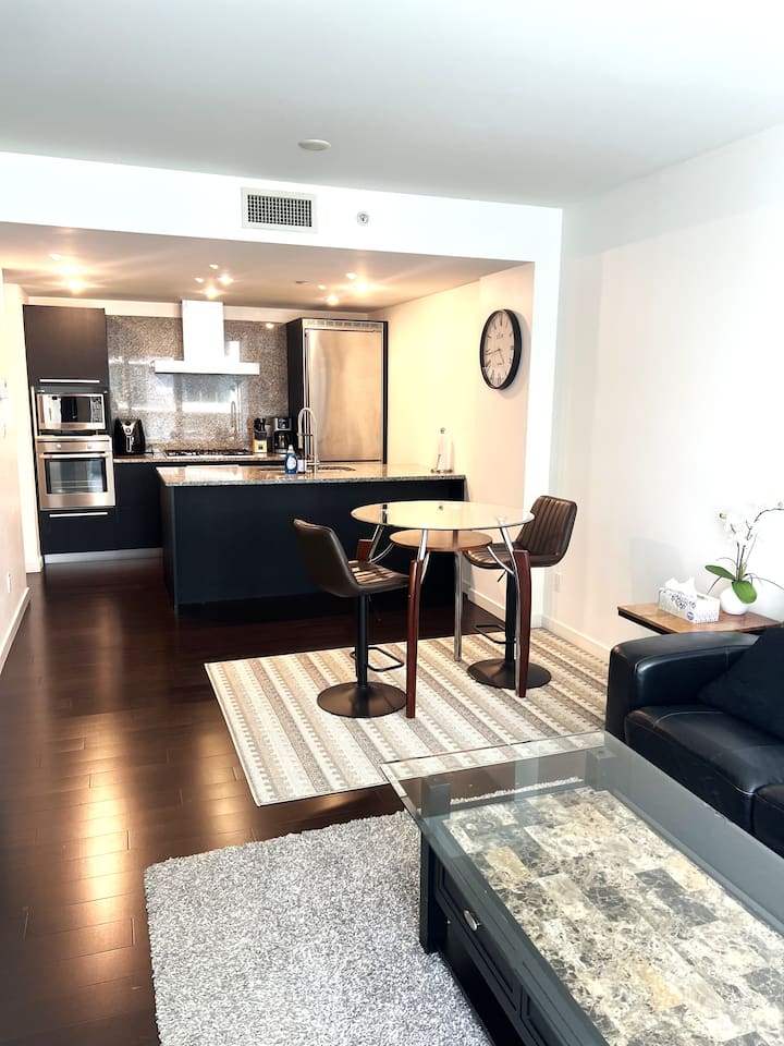 Waterfalls Hotel Unique 1 Bedroom - Victoria, Canada