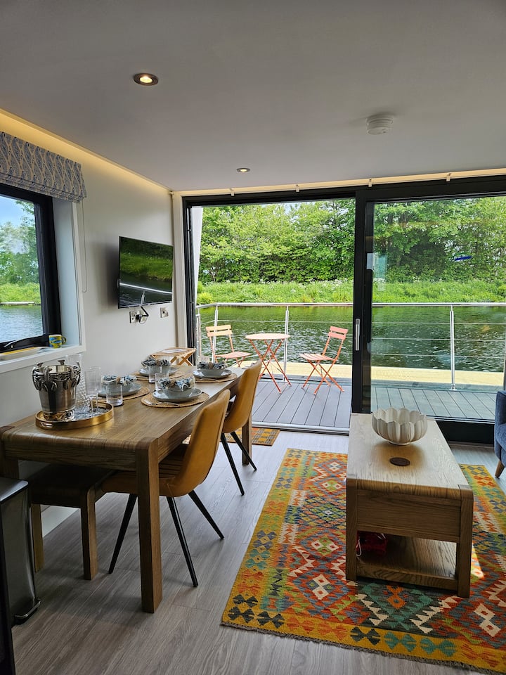 Houseboat - Inverness