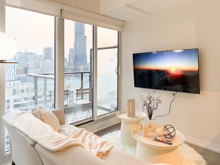 Iconic 2br Designed Condo Next To Dundas Square - Toronto