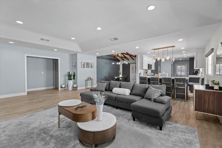 Chic And Spacious Serenity For The Whole Family - Los Angeles, CA