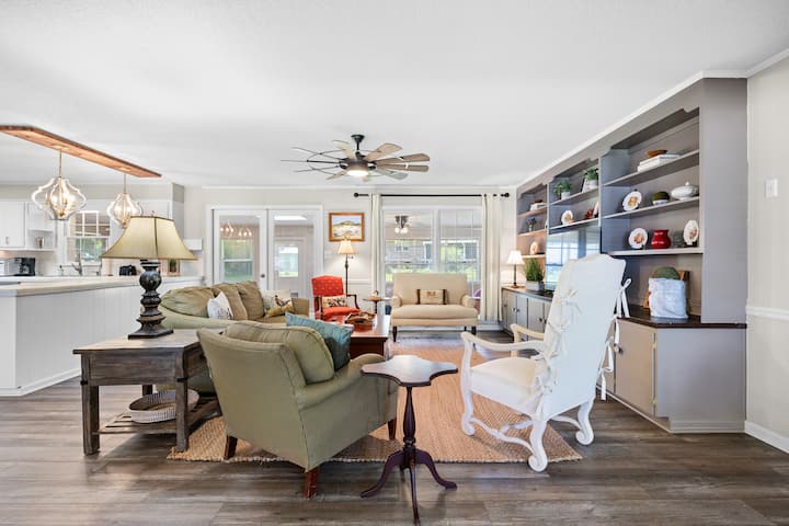 Charming Home W/ Sunroom, King Bed & Playground - Valdosta, GA