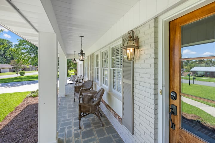 Charming Home W/ Sunroom, King Bed & Playground - Valdosta