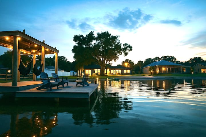 Luxury Lakefront | Dock, Beach, Jacuzzi, Sleeps 18 - 탬파