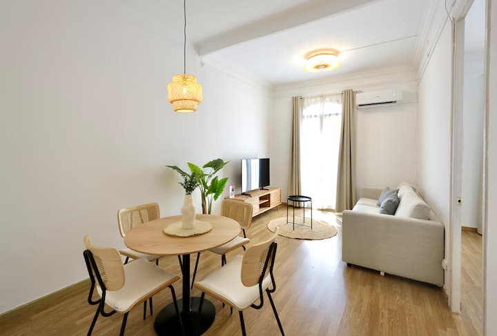 2 Bedroom Apartment In Eixample With Natural Light - Barcelona