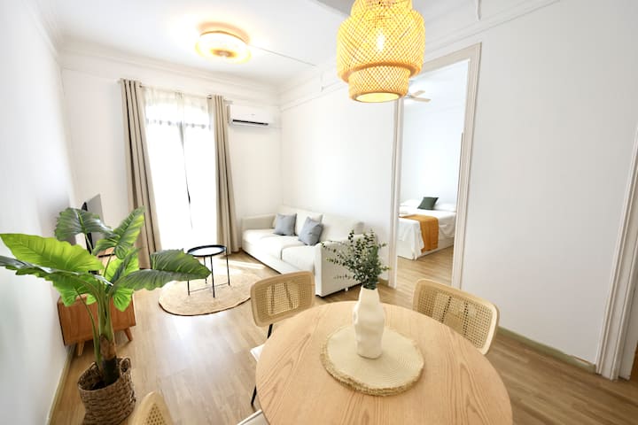 2 Bedroom Apartment In Eixample With Natural Light - Barcelona