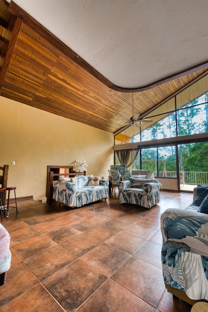 Cabaña En Cerro Azul Con Vista Al Bosque - Panama City