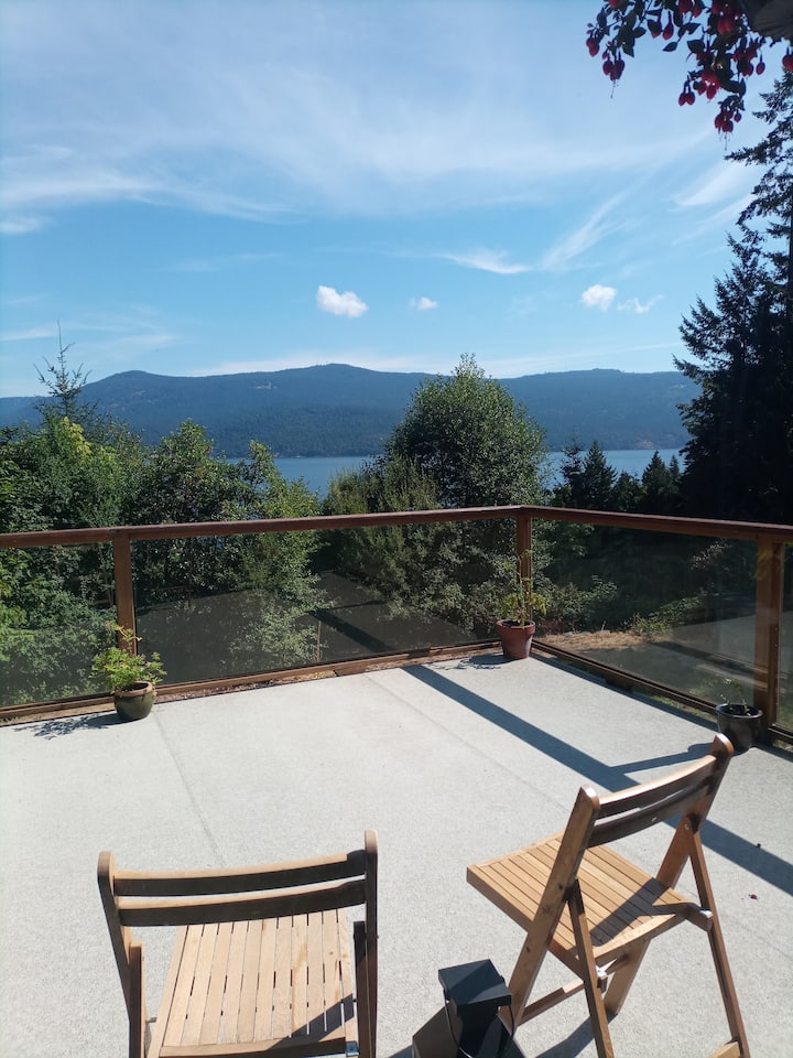 Ocean View, Beach Access - With Cuddly Cats - Cowichan Bay