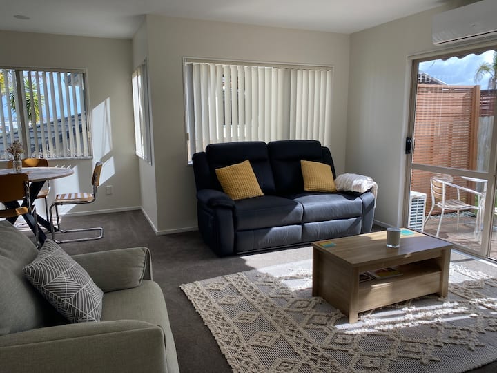 Modern 2 Bedroom Home, Garage, Great Location - Auckland