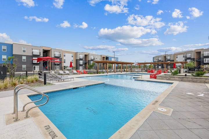 Luxury Pool Home & Gym *Mins To Baylor Hospital* - Marble Falls, TX