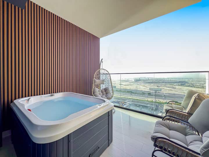Business Bay Studio | Jacuzzi Balcony + Canal View - Dubai