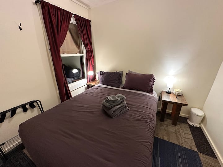 Basic Private Room Shared Bath, Wrh Hotel - Truckee, CA