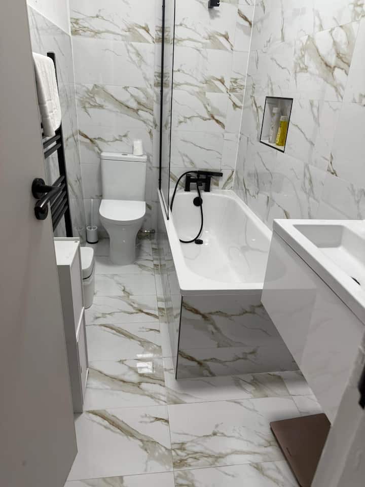 Ground Floor 3br - Parking -King Beds-near Stadium - London, UK